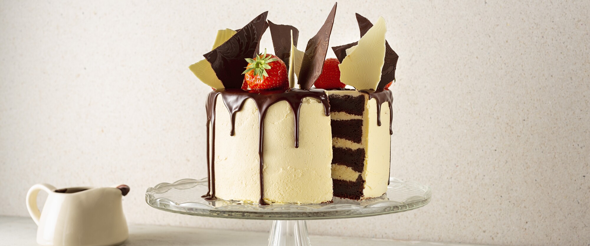 Chocolade dripcake met aardbeien recept - 24Kitchen Chocolade dripcake met aardbeien recept - 24Kitchen